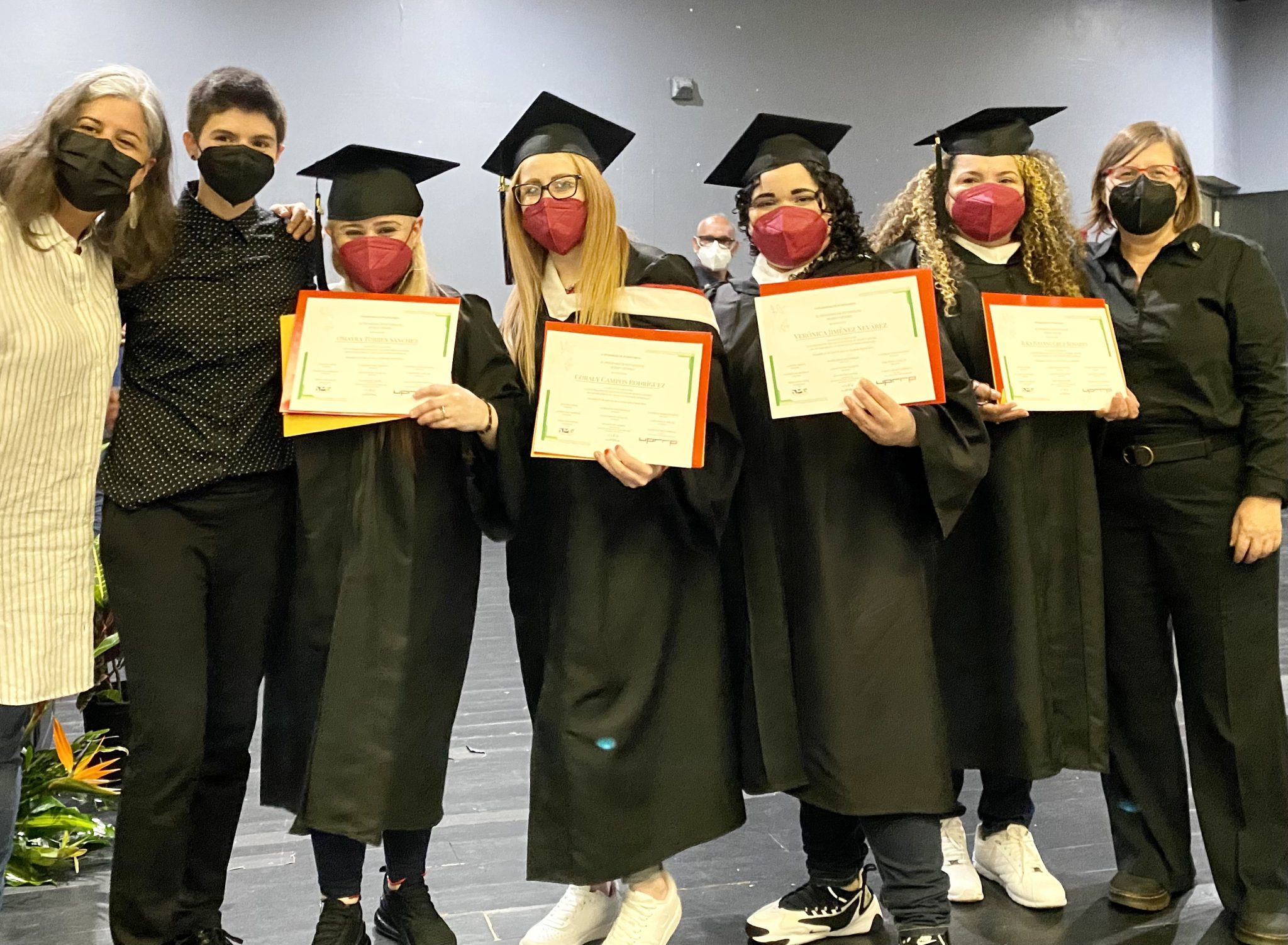 Primera clase de mujeres confinadas en obtener su Bachillerato en Artes ...